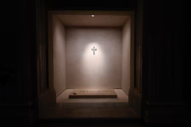 Incesante desfile de fieles ante la humilde y austera tumba del papa ...