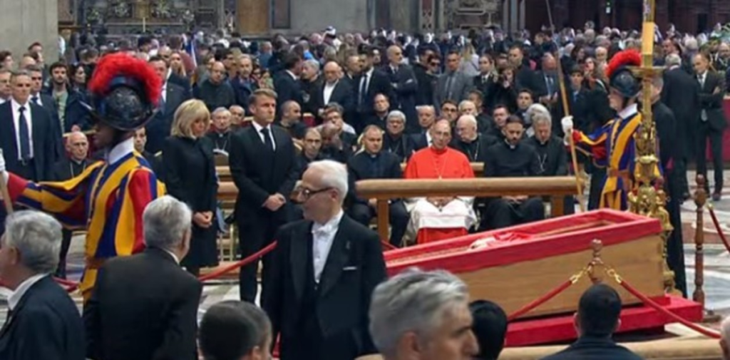 Emmanuel Macron se inclina ante el cuerpo del Papa y desata polémica en ...